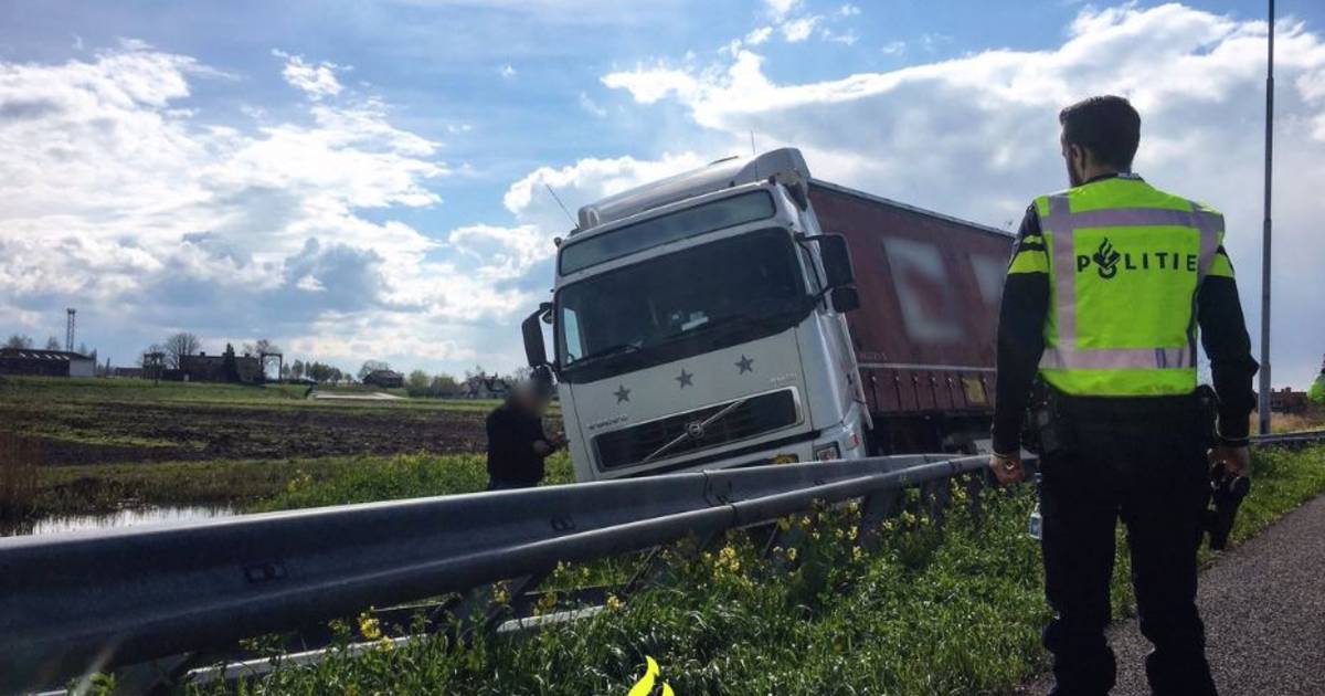 Vrachtwagen wijkt uit voor file en dendert door vangrail bij Hardinxveld-Giessendam ...