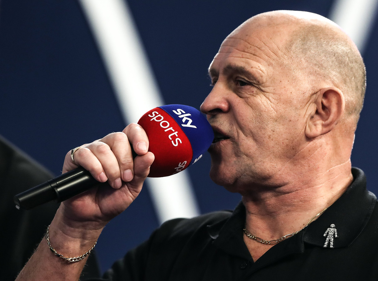 Russ Bray, ‘The Voice’ van het darts, stopt ermee: “Op m’n tiende begon ...