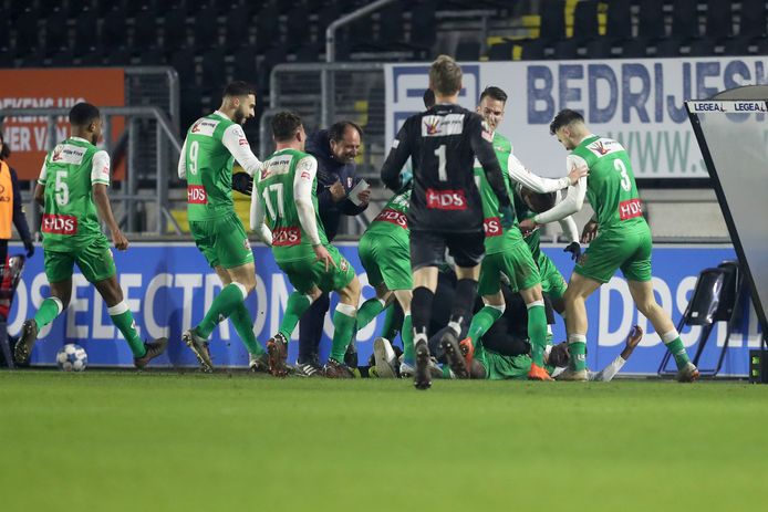 Hekkensluiter FC Dordrecht pakt dankzij jarige Musaba in extremis volle ...