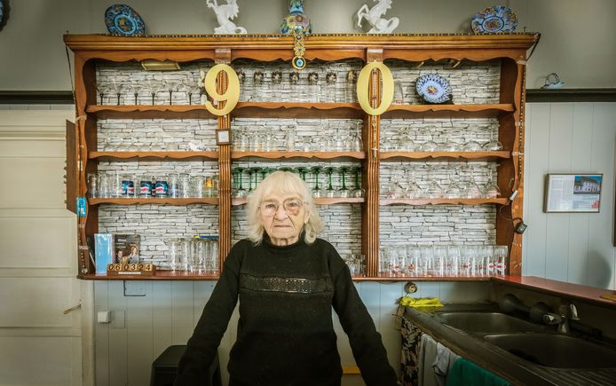 Albertine (90) staat al 45 jaar achter de toog van ‘t Saske: “De ...