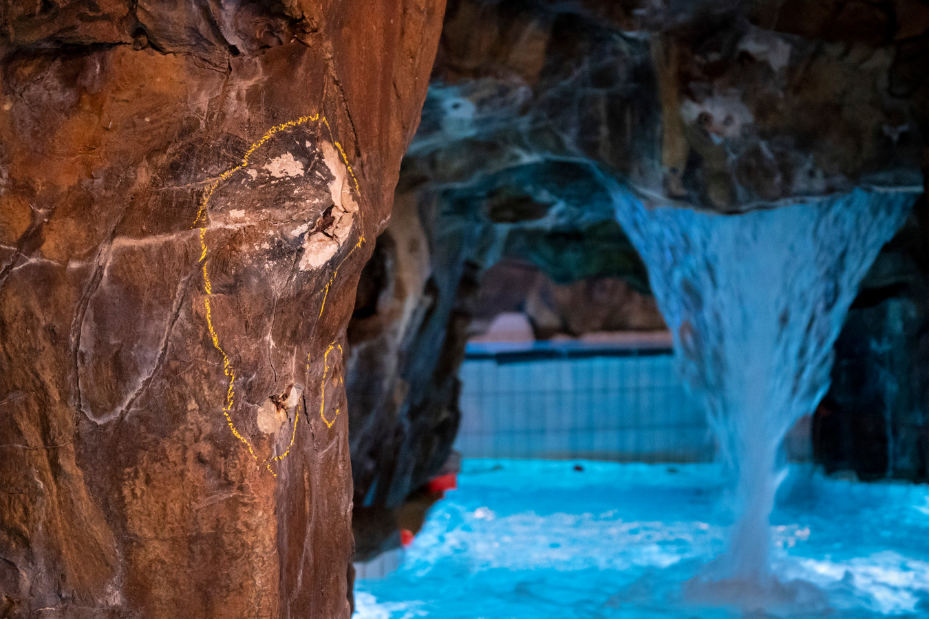 Subtropisch zwembad in Sportiom acht maanden dicht: stukjes rots kwamen ...