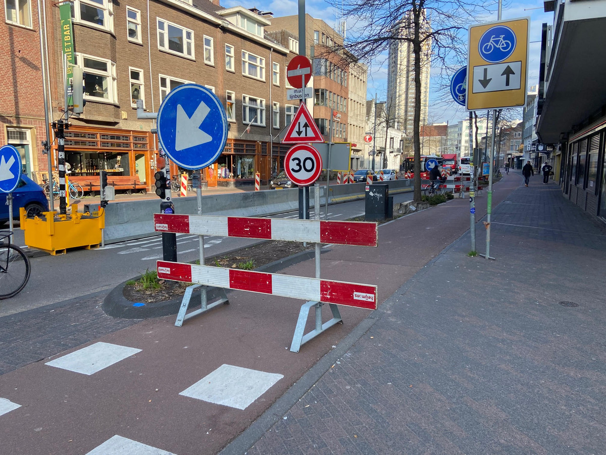 Wel een hek, geen werkzaamheden: fietspaden en stoepen vaak onnodig ...