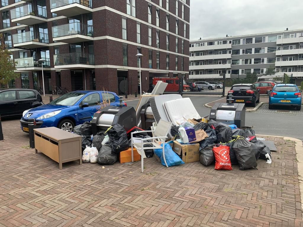 Bewoners Overvecht ergeren zich kapot aan bergen afval op straat: ‘Ben ...