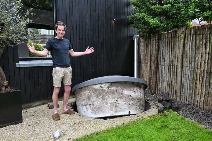 Robert en Micky overvallen door stortbui, cursisten naar binnen ...