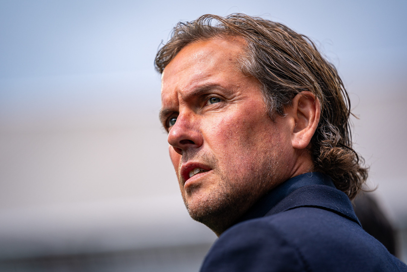 Vernieuwer, dwarsdenker, rare man, succestrainer: Almere City vaart wel ...