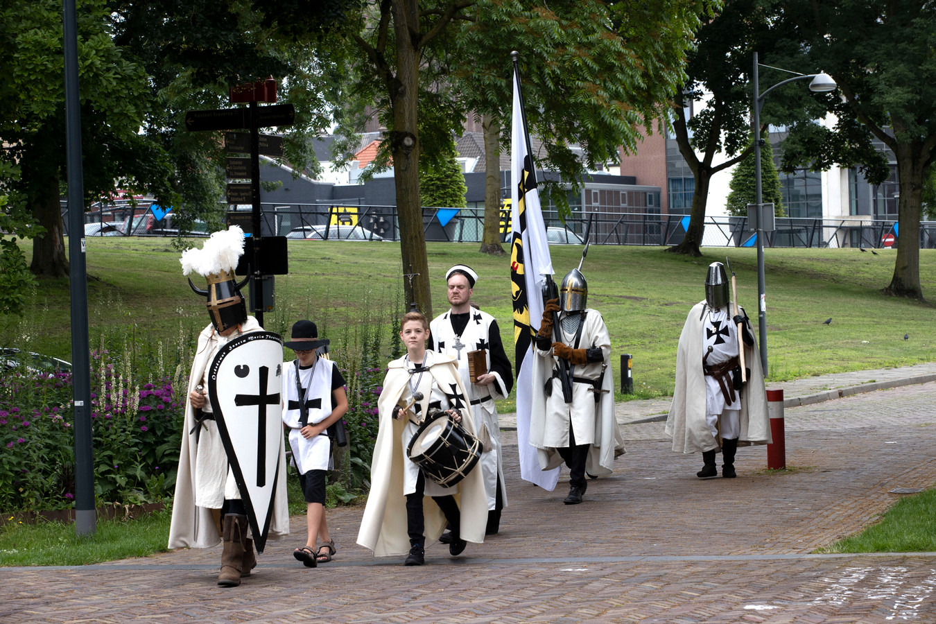 Duitse Orde Gemerth brengt een bezoek aan de kasteelheer van Helmond ...