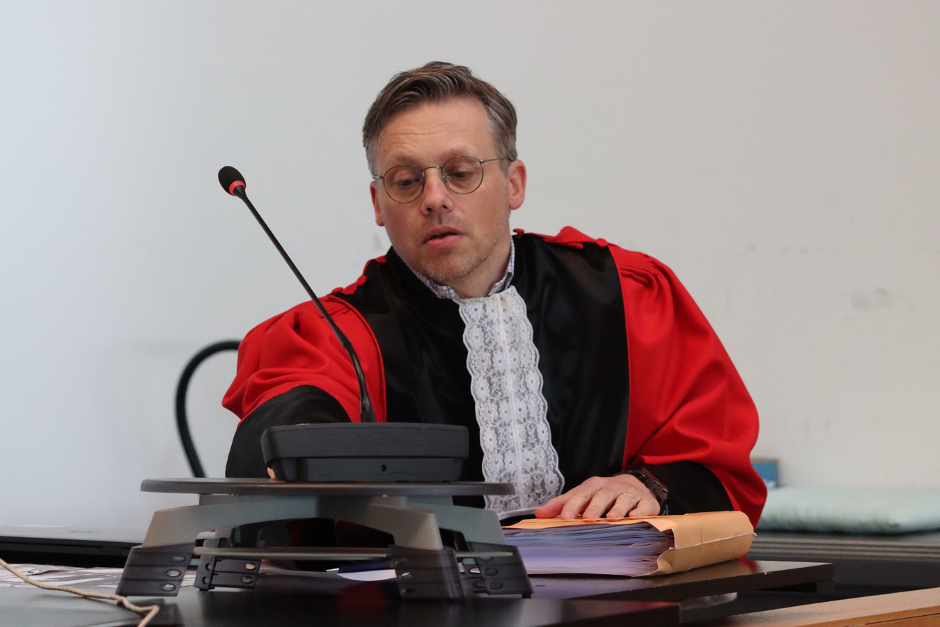 ASSISEN. “‘Bel de politie, hier ligt een vrouw met een mes in haar keel ...