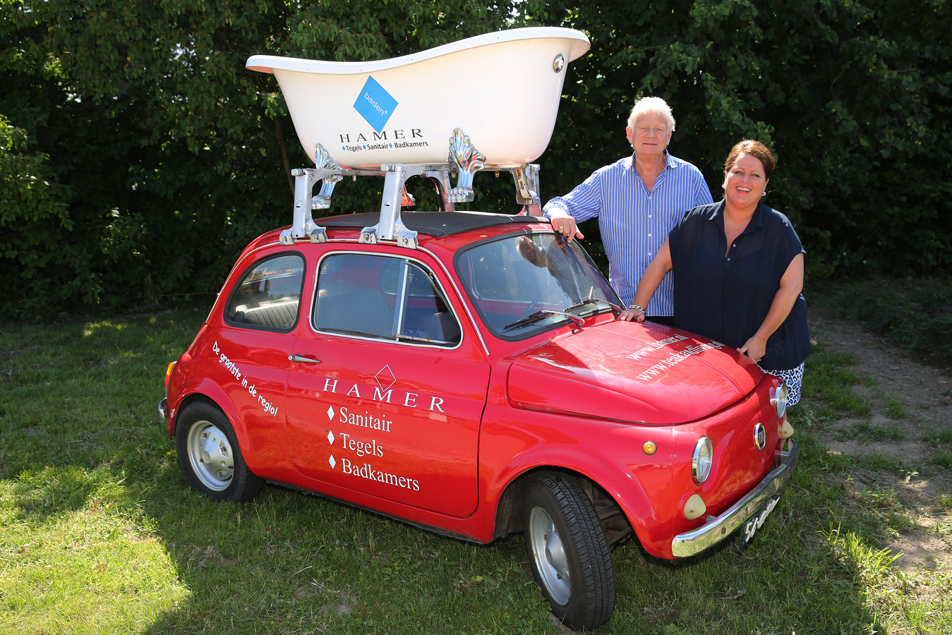 Een bad op het dak of een auto van gras: deze rijdende reclamezuilen ...