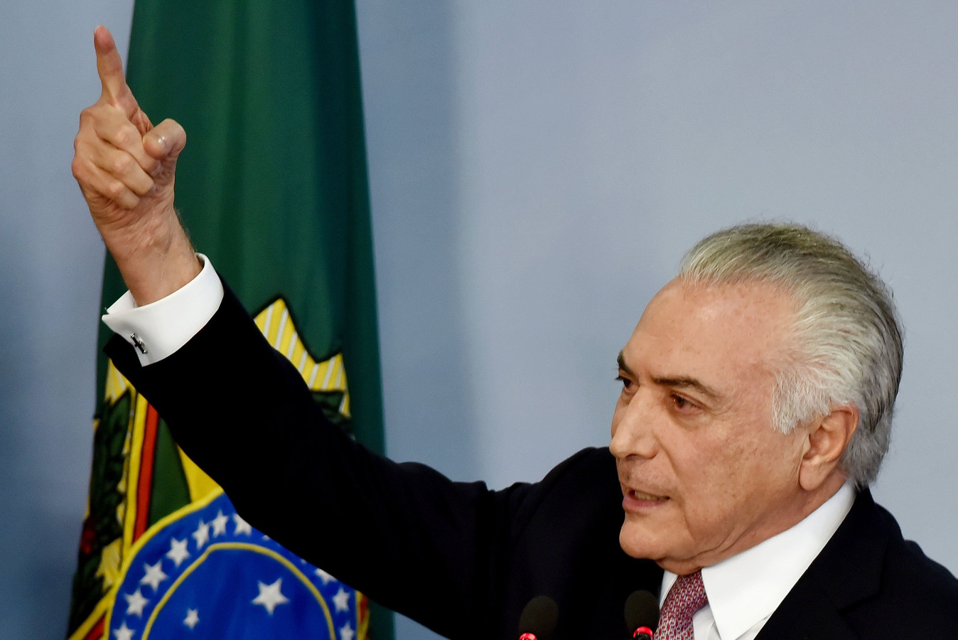 Auto rijdt in op paleis Braziliaanse president Temer | Foto | AD.nl