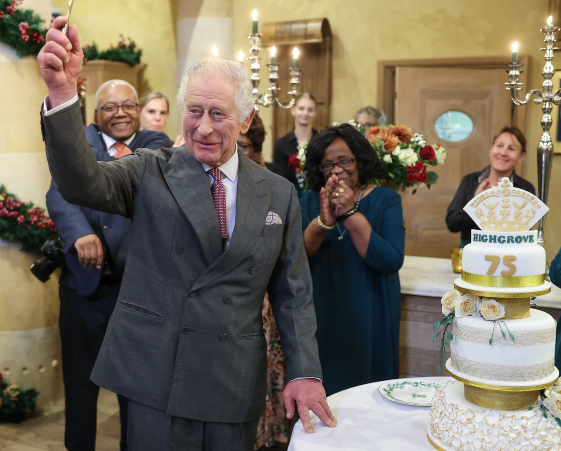 KIJK. Koning Charles viert 75ste verjaardag met taart en theekransje ...