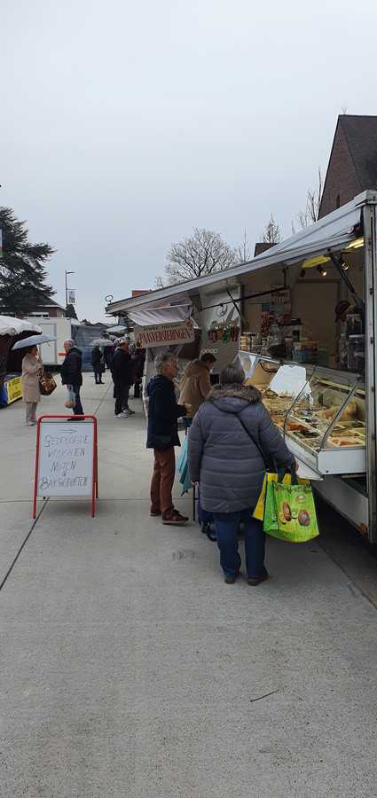 Vernieuwde markt in het centrum van Begijnendijk | Foto | hln.be