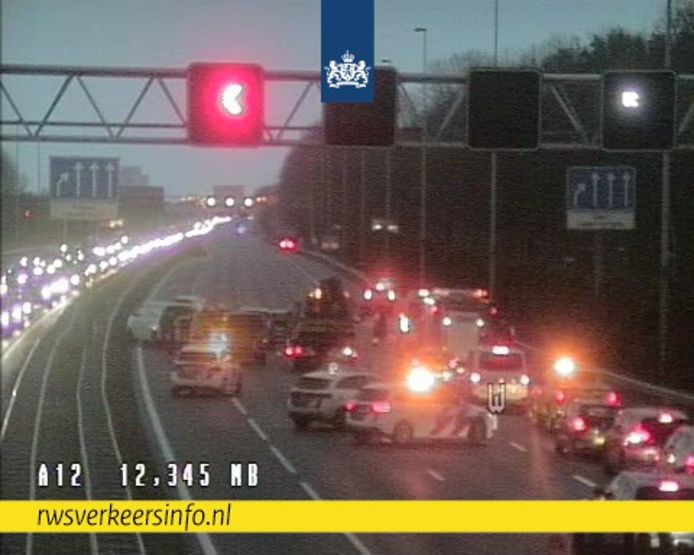 Botsing tussen meerdere auto's op de A12 bij Zoetermeer, snelweg afgesloten | Den Haag | AD.nl