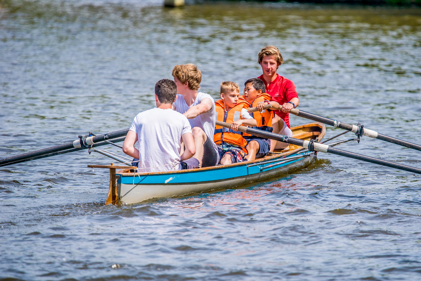 Leden van Laga leren kinderen uit kansarme wijken roeien | Foto | AD.nl
