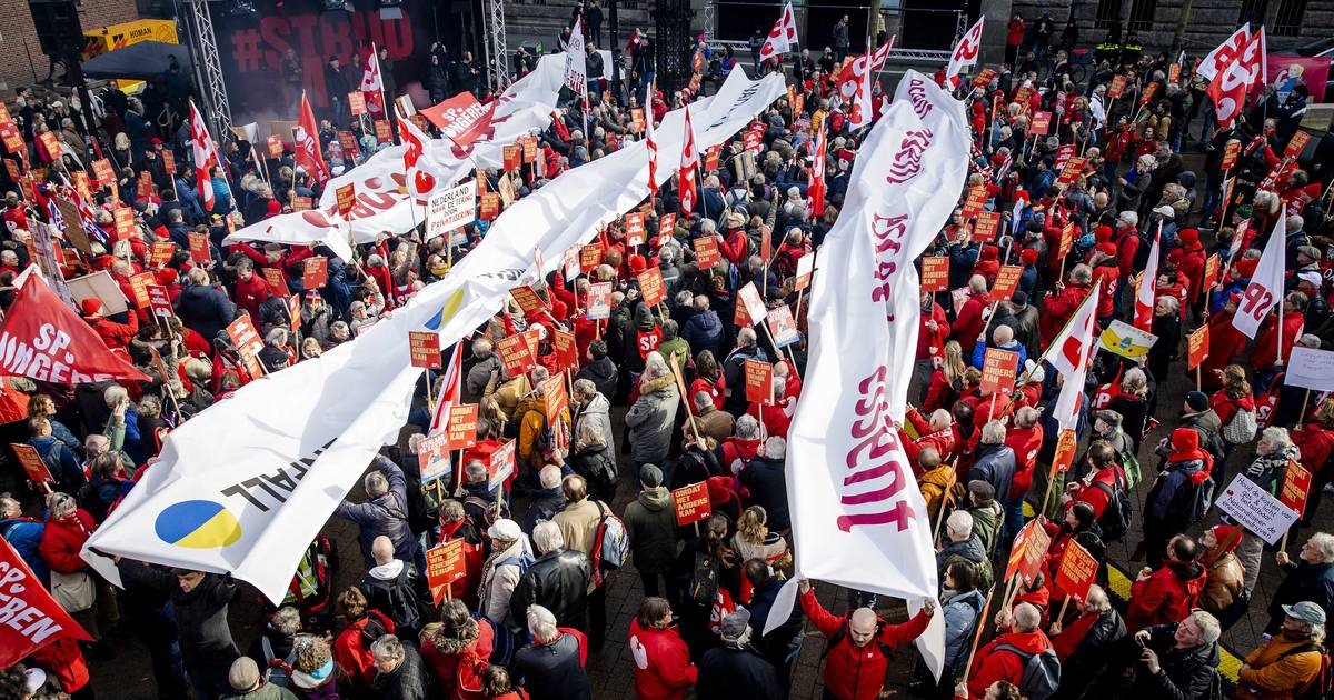 Volksprotest op het Beursplein: ‘Haal energie van de markt’ | Amsterdam ...