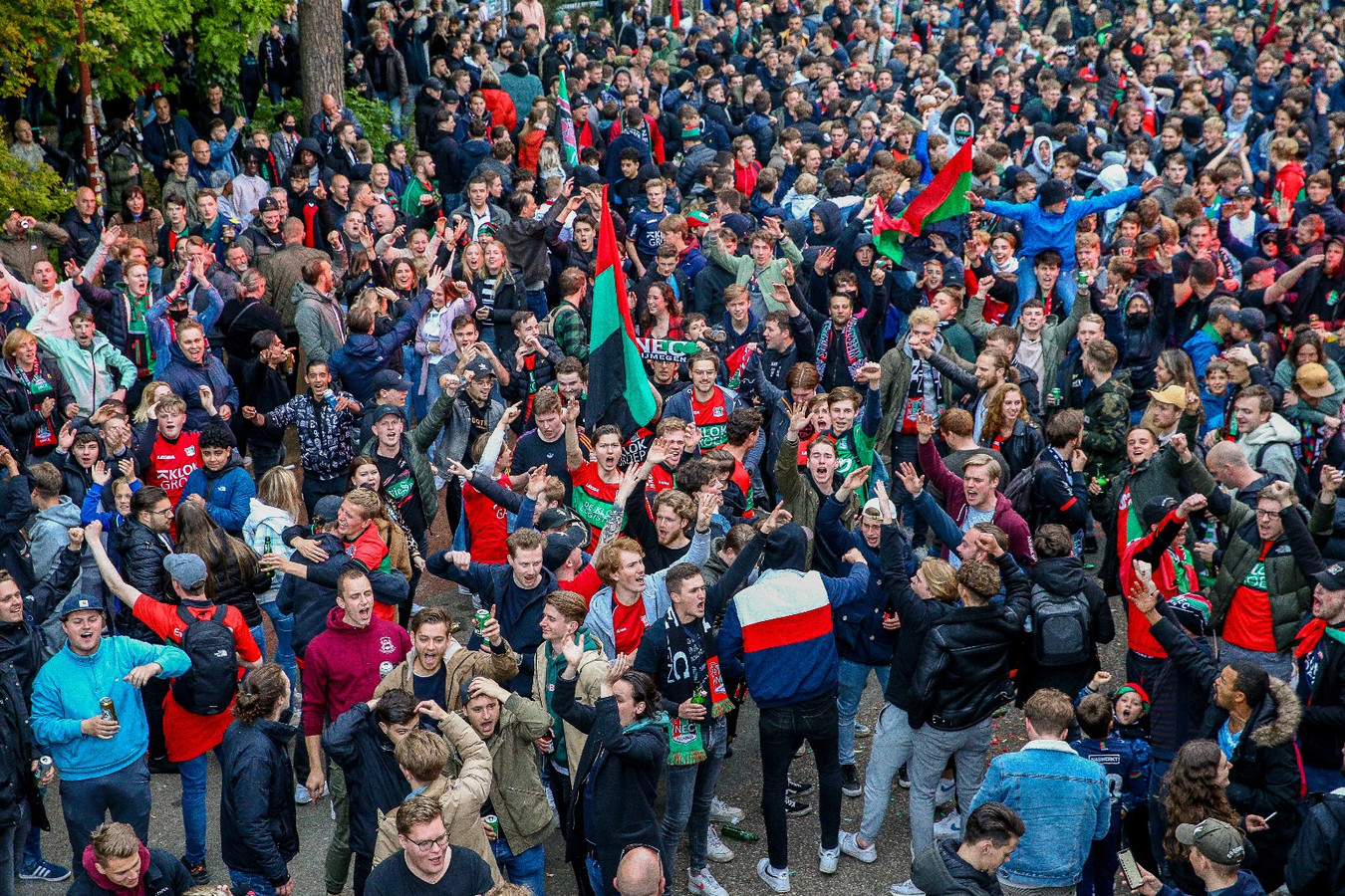Spelers en duizenden supporters vieren samen uitbundig de promotie van ...