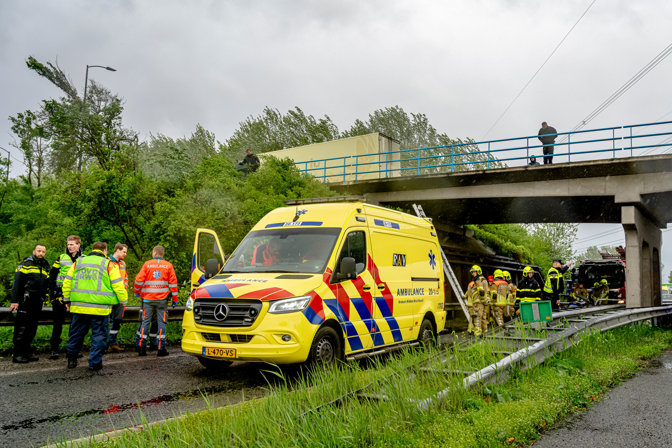 Motorrijder rijdt op A59 van viaduct af en belandt op uitvoegstrook ...