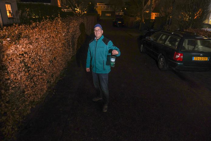 Waarom het al sinds december aardedonker is in deze Apeldoornse straat ...