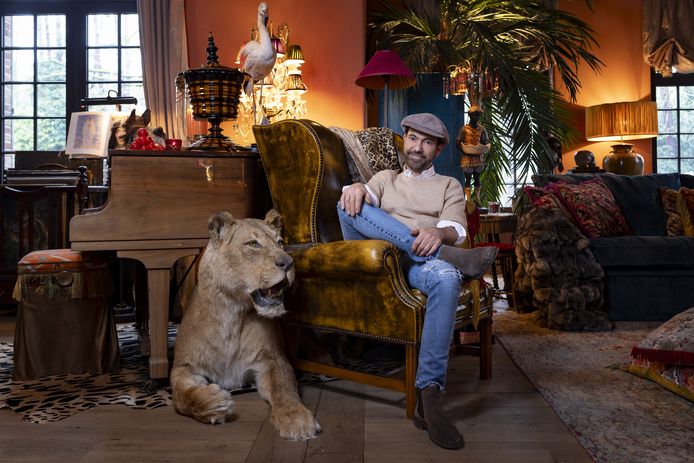 “Ik heb mijn eigen rariteitenkabinet”: de klassieke kasteelvilla van decorateur Pieter Porters ...