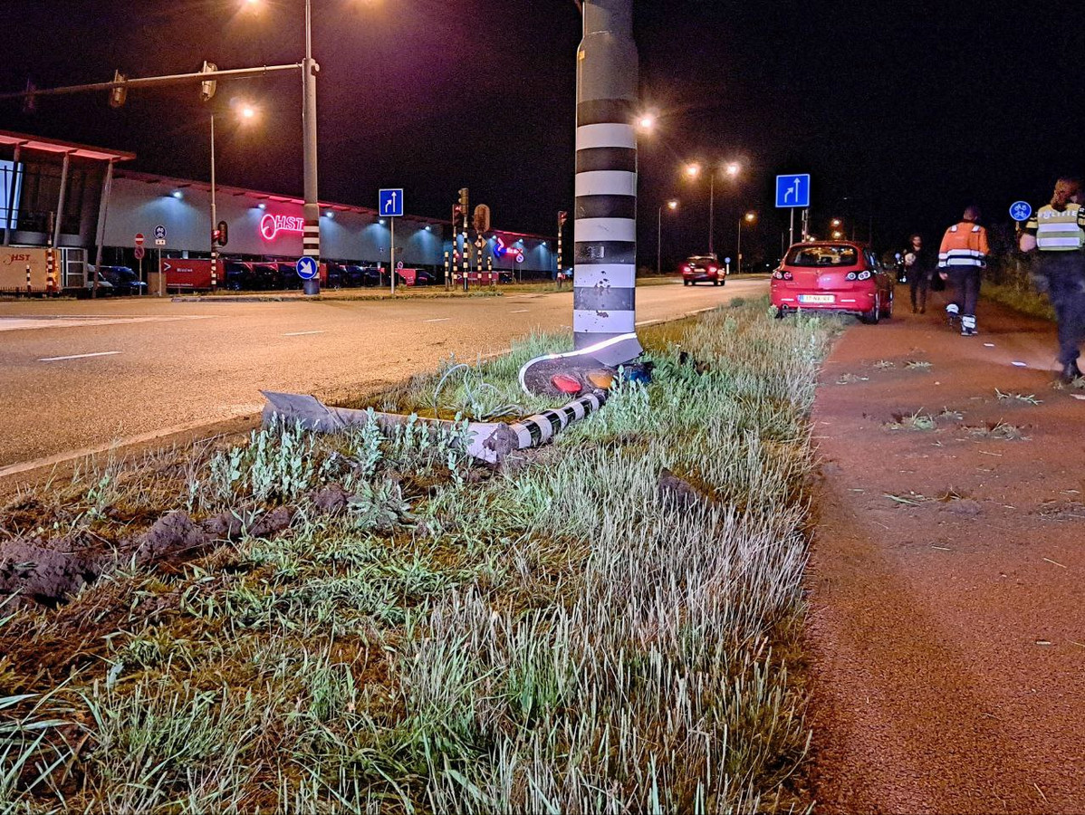 Wederom verkeerslicht omver op de Auke Vleerstraat in Enschede | Foto ... Wederom verkeerslicht omver op de Auke Vleerstraat in Enschede | Foto ...