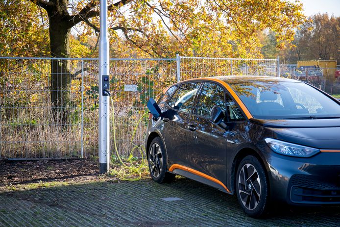 In Woerden kun je straks misschien je auto opladen aan een lantaarnpaal ...
