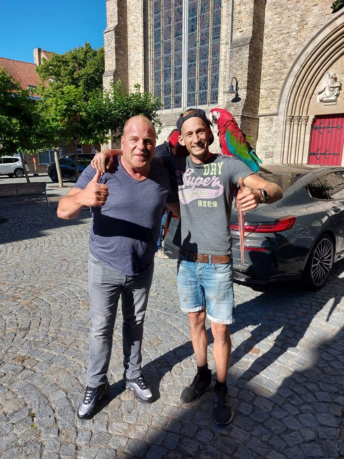 IN BEELD. Mathias laat zijn papegaaien Charlie en Riki regelmatig uit ...