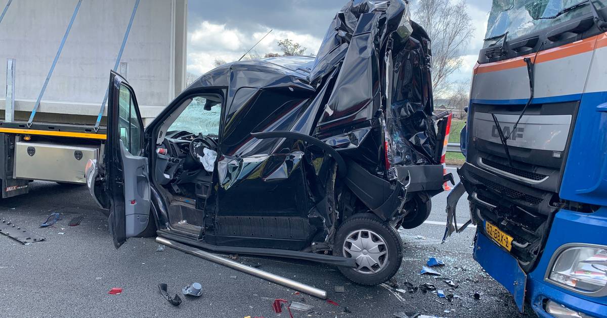 Auto zwaar in de kreukels bij kop-staartbotsing bij Apeldoorn ...