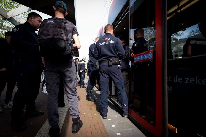 Werkstraf voor betasten HTM-controleur: ‘U staat niet goed op de rails ...