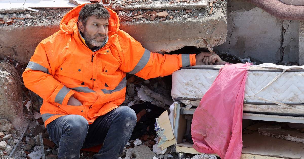 Dit is het verhaal achter de iconische foto waarop Mesut de hand van ...