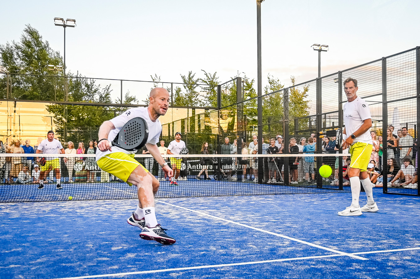 Padel meets voetbal: bijzondere ontmoeting van sportlegendes op ...