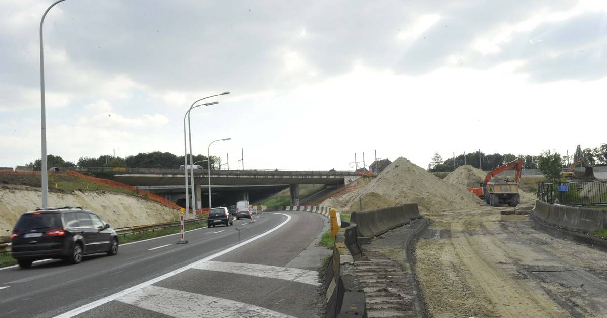Verkeer richting E19 ruim half jaar over één rijstrook door bouw brug | Machelen | hln.be