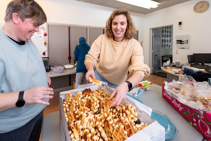 De Linde bakt en verkoopt wafeltjes voor slachtoffers van aardbeving ...