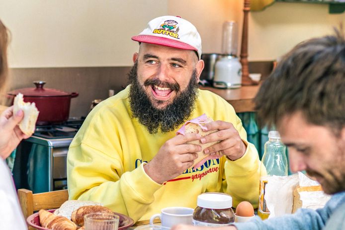 KIJK. Bockie De Repper maakt zijn mama trots in 'Dat eet dan gelukkig ...