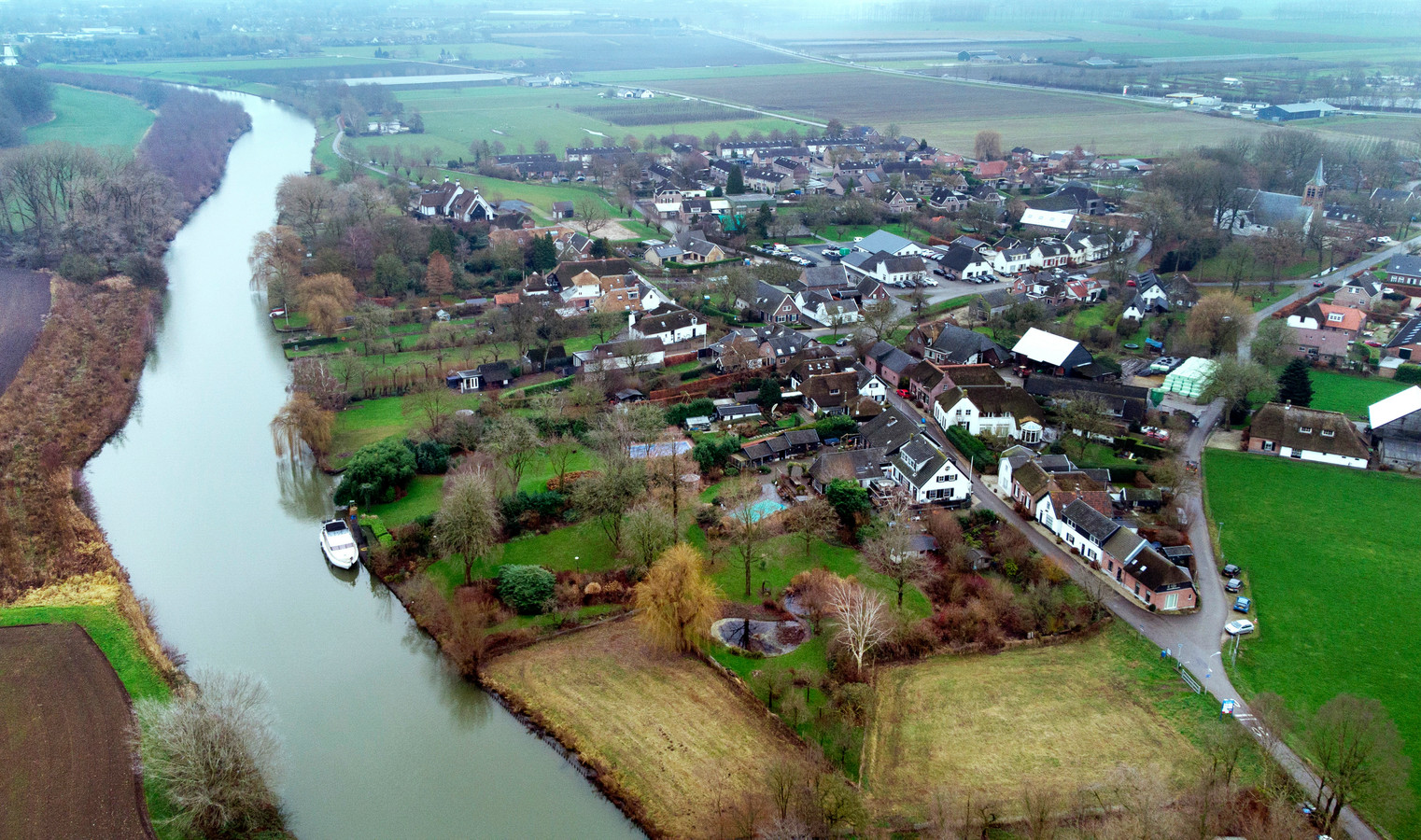 Linge treedt buiten oevers door overvloedige regen, water op kade in ...