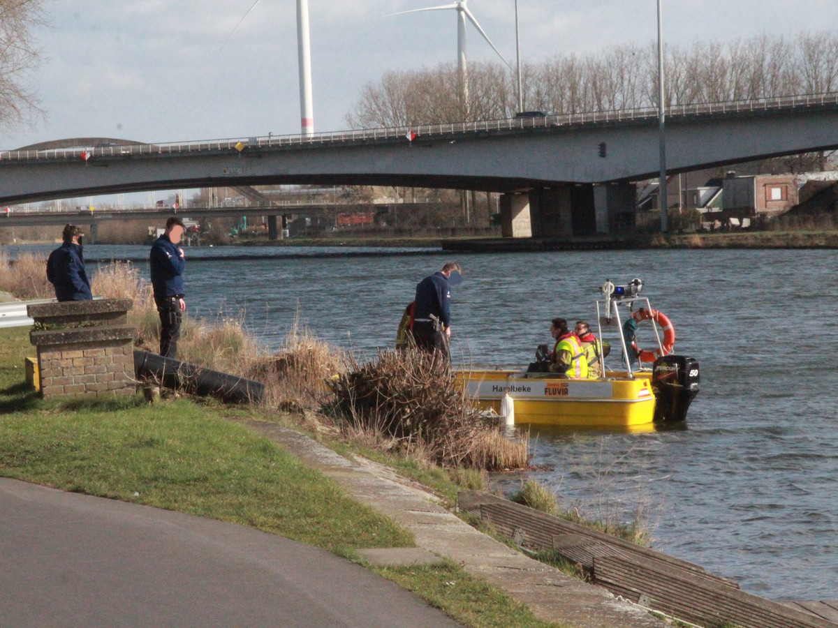 Zoekactie met boot op het kanaal, levenloos lichaam aangetroffen | Foto ... Zoekactie met boot op het kanaal, levenloos lichaam aangetroffen | Foto ...