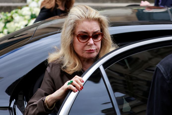 Emotioneel afscheid van Jane Birkin in Parijs: “Ik ben nu een wees ...