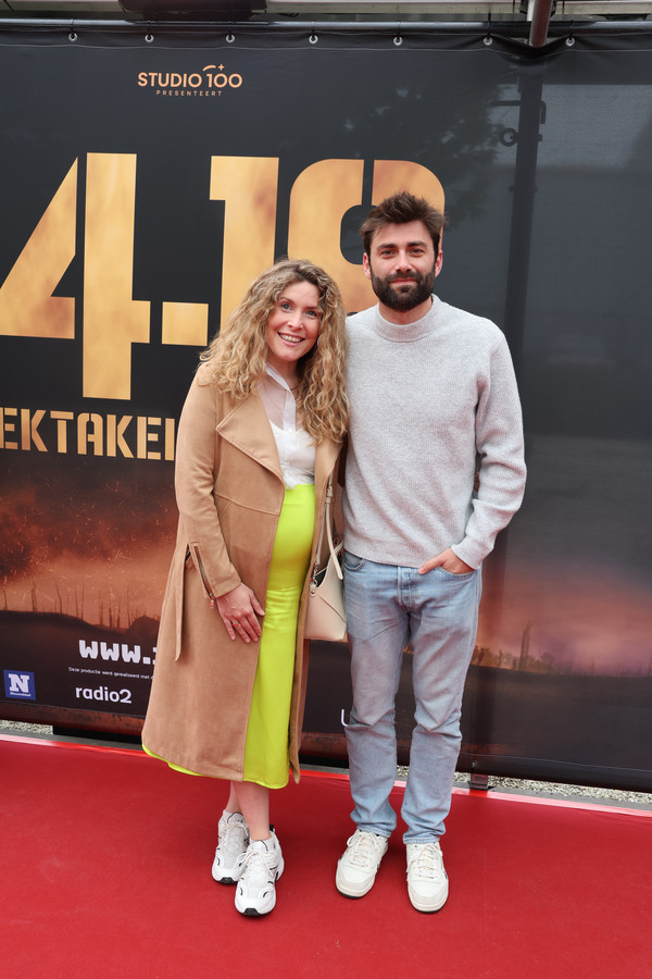 IN BEELD. Maureen Vanherberghen voor het eerst met babybuik op de rode ...