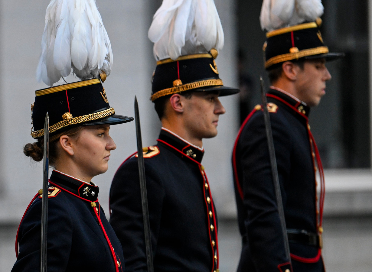 Geef acht! Hier is officier Elisabeth van België (maar wat betekent dat ...