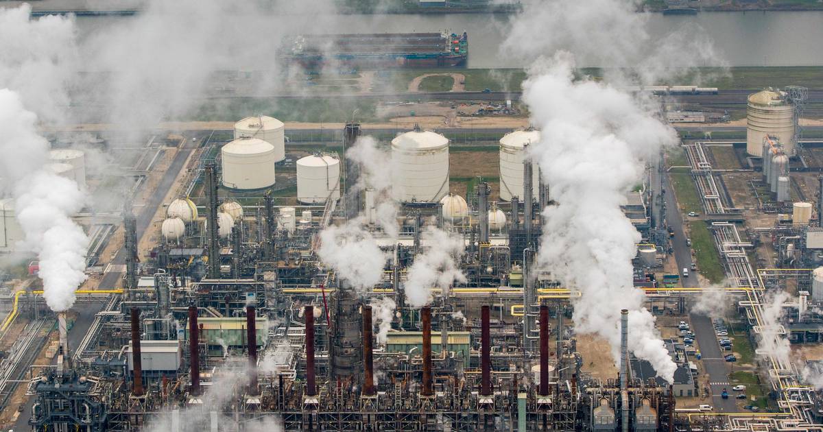 Lek Shell Moerdijk: vergeten kraan dicht te draaien | Binnenland | AD.nl