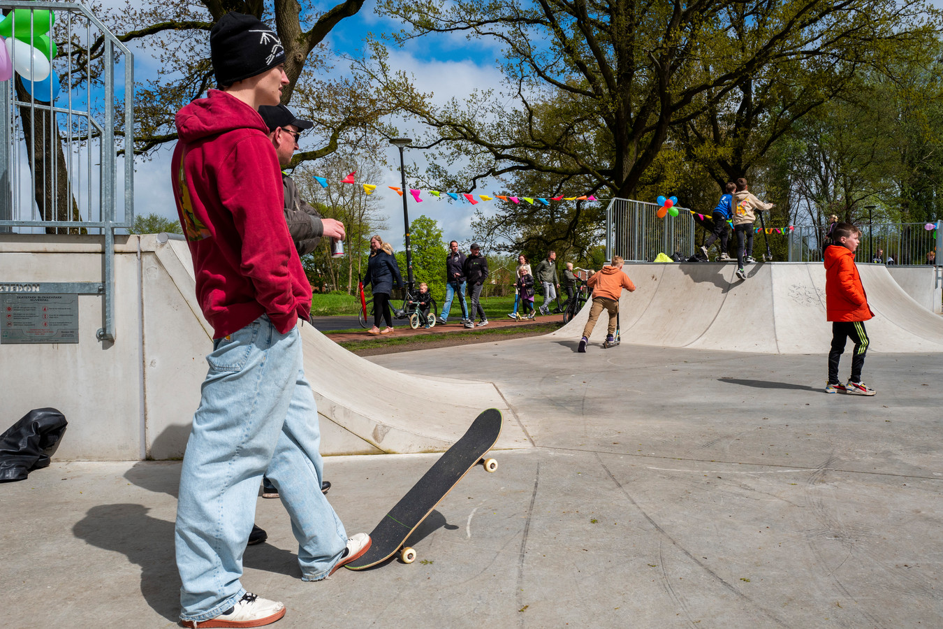 Momo (10) en haar moeder rijden van Arnhem naar Nijverdal voor ...
