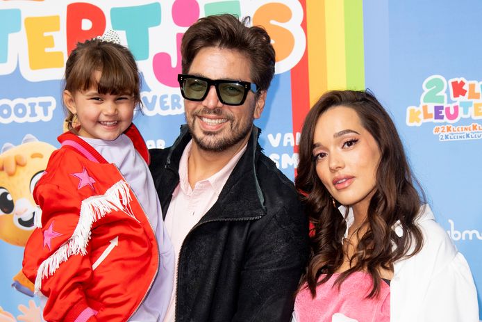 Waylon geeft Bibi een kus en Douwe Bob staat met sixpack op cover Men's ...