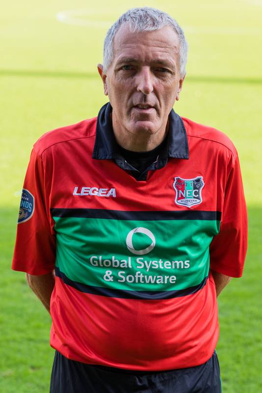 Nico van Dijk doet het: voetballen bij NEC als zestigplusser en ...