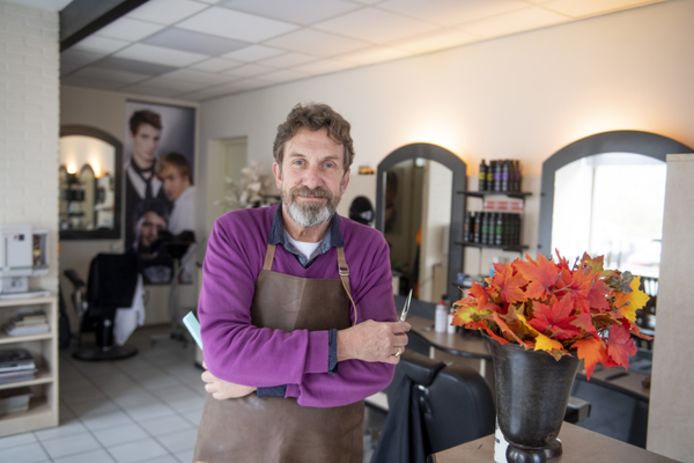Kapper Frans uit Den Ham legt de schaar neer: ‘Ik zal de sociale ...