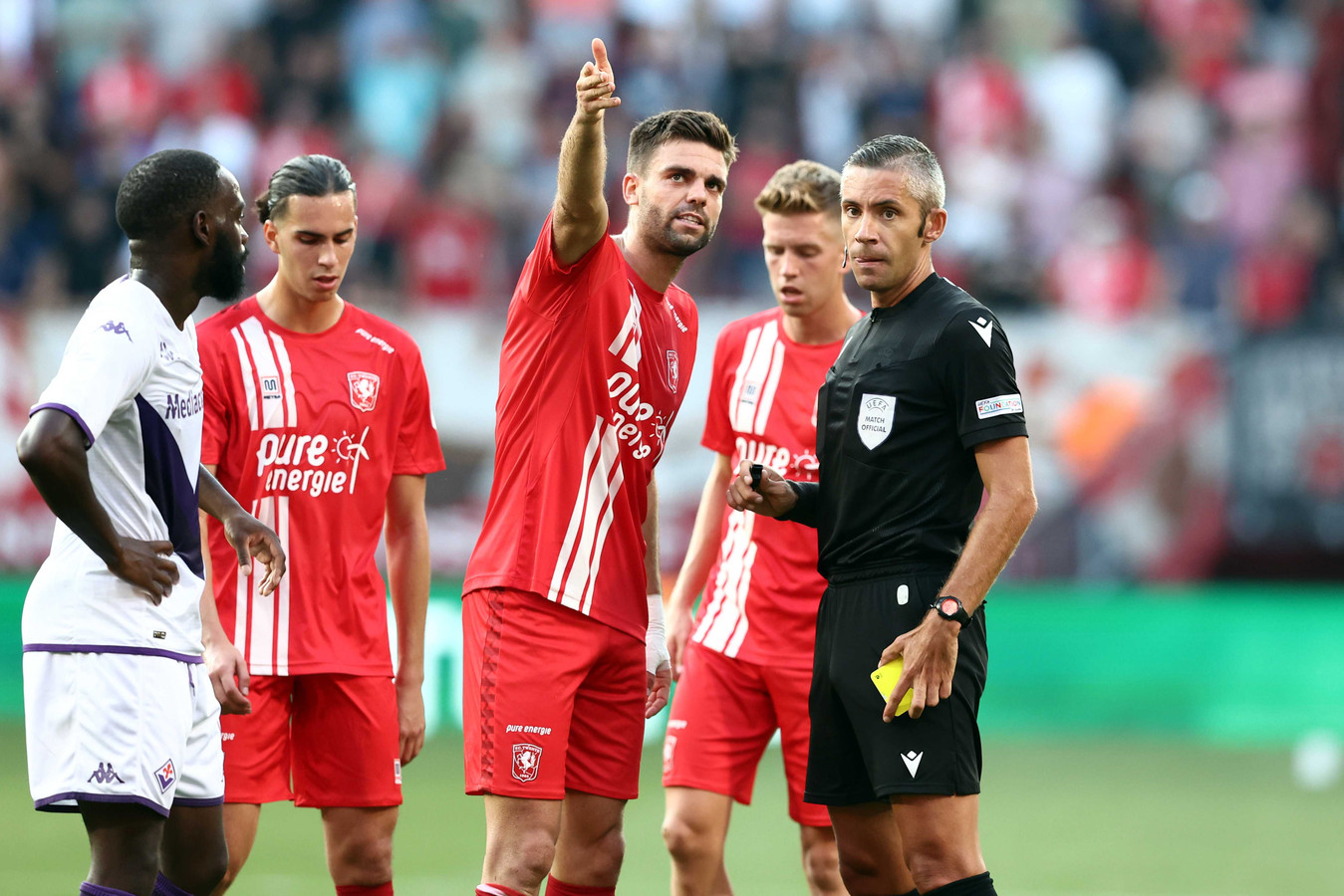 FC Twente wil na vuurwerkbom en gewonden maatregelen voor uitvak | Foto ...