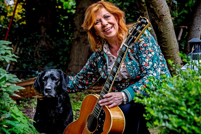 Zangeres Margriet Eshuijs, bekend van de hit House for sale, op 70 ...