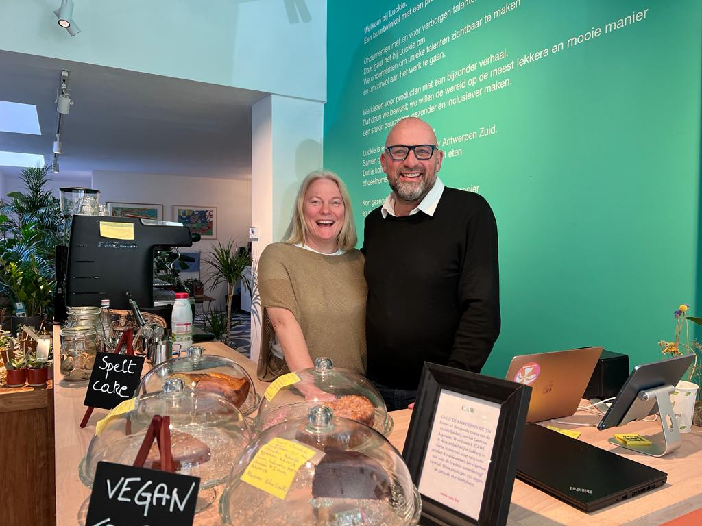 REPORTAGE. In deze buurtwinkel op het Zuid nemen mensen met een ...