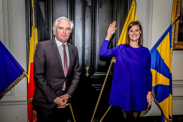 Véronique Buyck legt eed af als burgemeester van Ardooie | Ardooie | hln.be