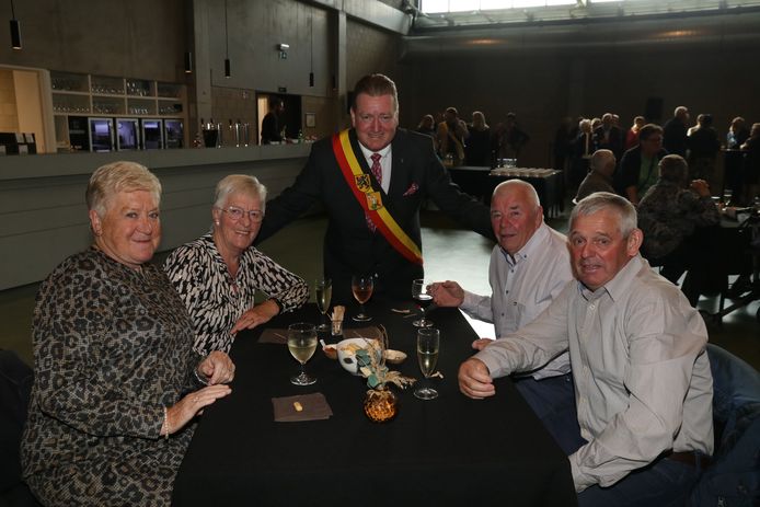 Jubilarissen gehuldigd door gemeente | Waasmunster | hln.be