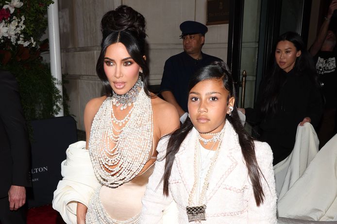 Kim Kardashian krijgt bakken kritiek omdat ze klaagt over ‘single ...