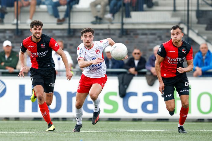 Na 1190 dagen scoort deze verdediger van De Treffers weer eens en ook ...