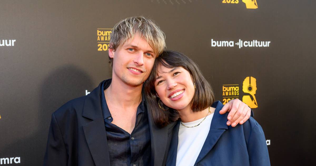 MEAU vindt de liefde bij haar gitarist: “Het voelt zo fijn” | Showbizz ...